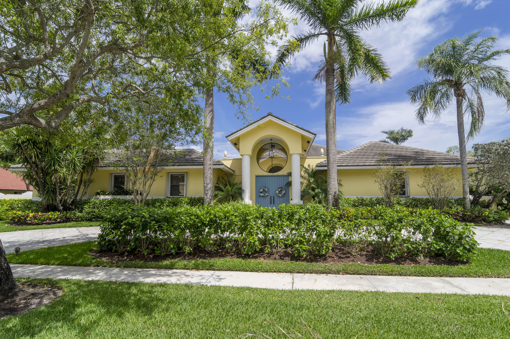 PERFECTION IN PRESIDENT COUNTRY CLUB! Echo Fine Properties