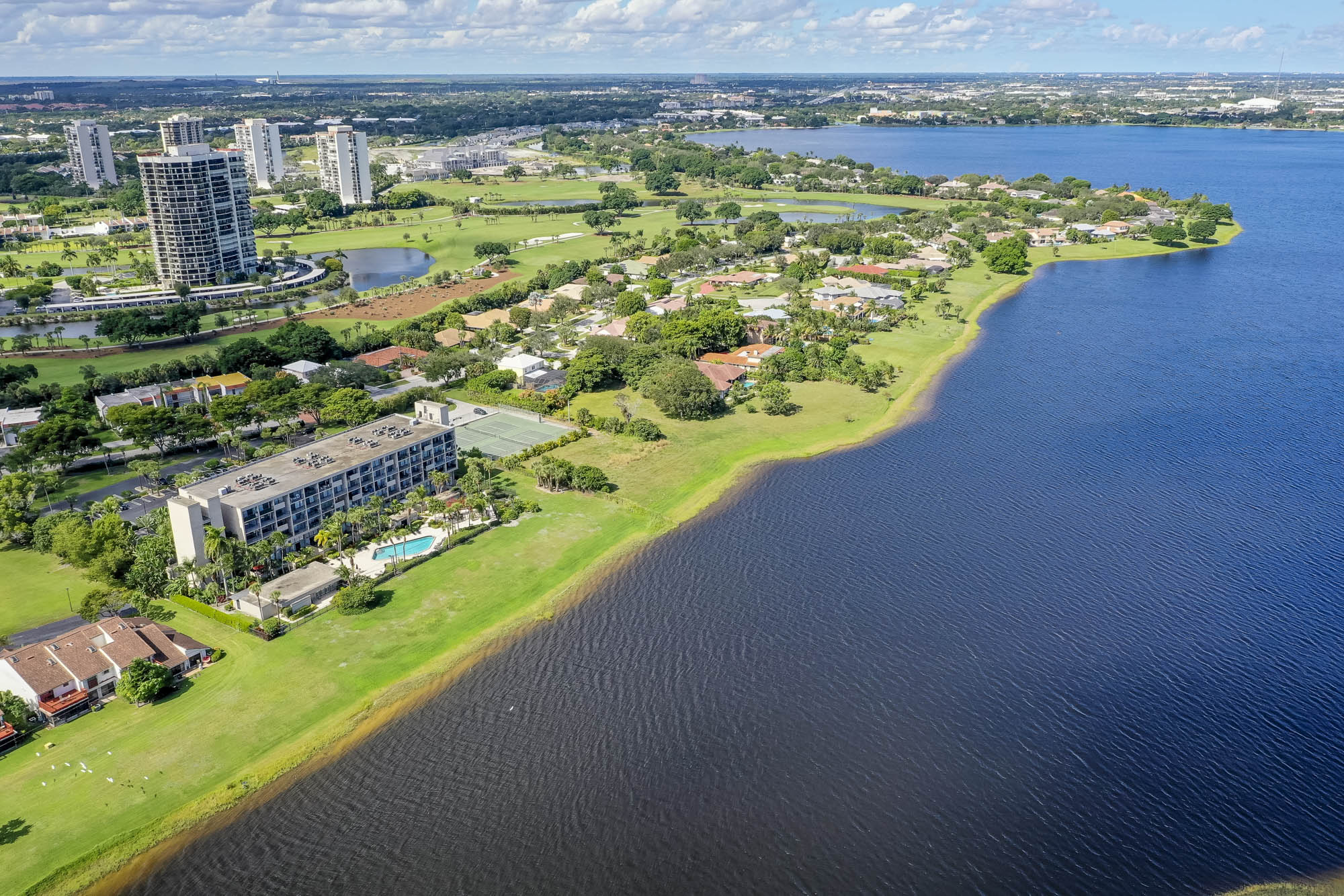 LOVELY IN LAKESHORE CLUB! - Echo Fine Properties